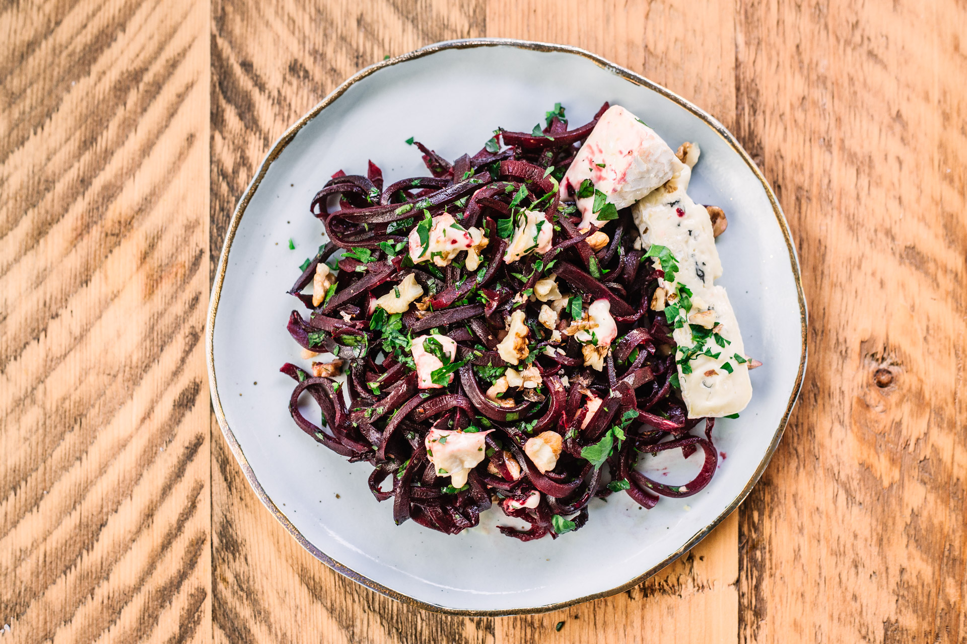 Salata de sfeclă coaptă, cu nuci și brânză albastră - Mazilique